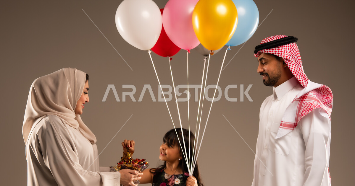 ايماءات البهجة والسرور، بورتريه مقرب لعائلة عربية خليجية سعودية تحتفل ...