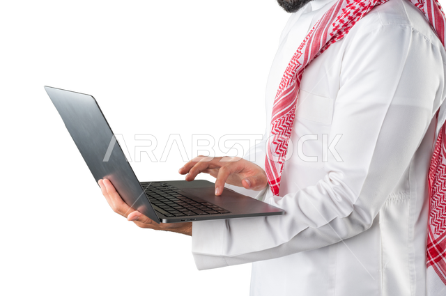 Portrait of a Saudi Arabian Gulf man wearing traditional dress, holding ...