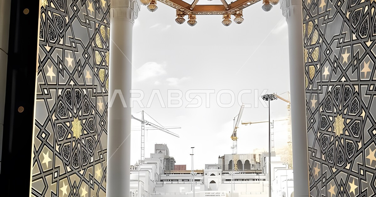 Entrance gate to the Prophet's Mosque, Performing prayers in the ...