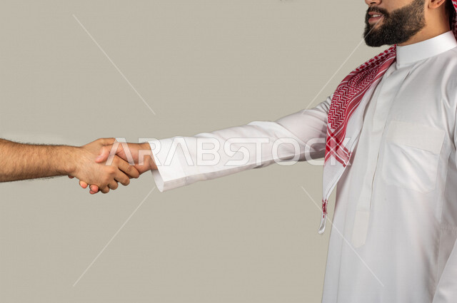 Portrait of a Saudi Arabian Gulf man in traditional Saudi dress ...