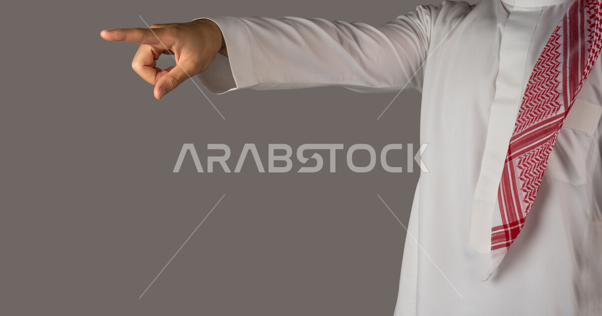 Portrait from the side of a Saudi Arabian Gulf man wearing traditional ...