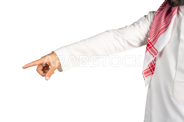 Portrait of a Saudi Arabian Gulf man wearing traditional Saudi dress ...