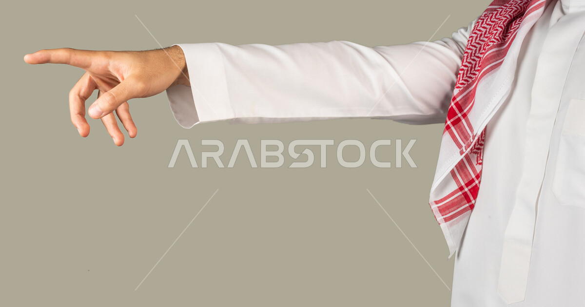 Portrait of a Saudi Arabian Gulf man wearing traditional Saudi dress ...