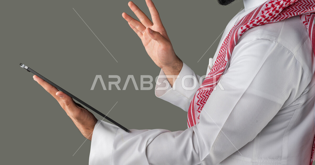 Portrait of a Saudi Arabian Gulf man wearing traditional Saudi dress ...