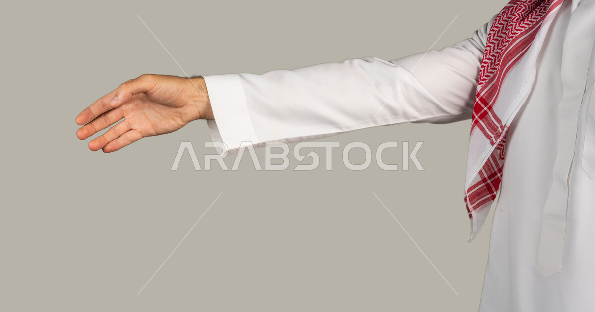 Portrait of a Saudi Arabian Gulf man in traditional Saudi dress ...