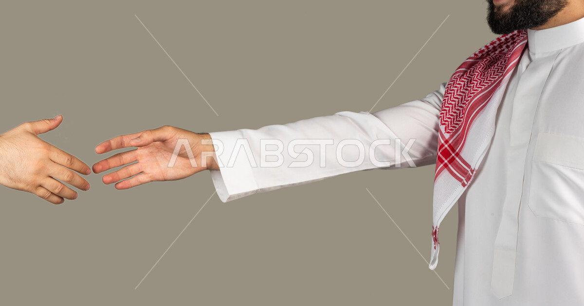 Portrait of a Saudi Arabian Gulf man in traditional Saudi dress ...
