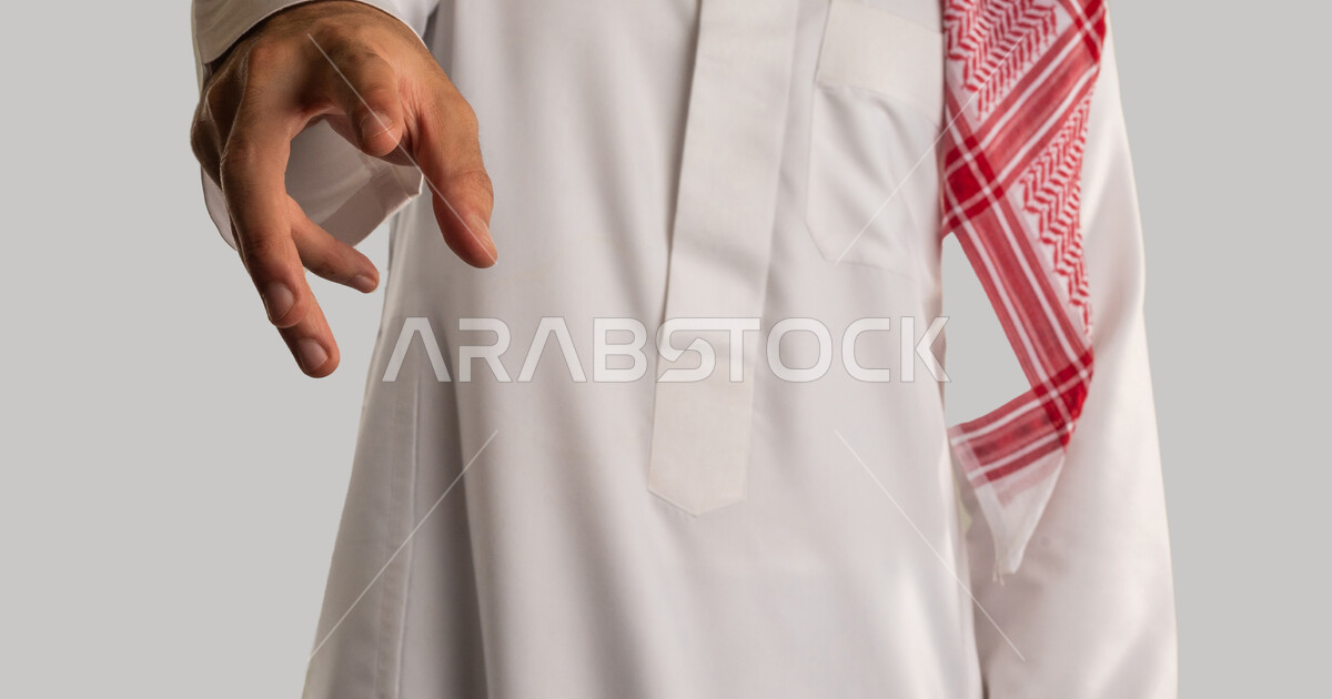 Portrait of a Saudi Arab Gulf man wearing traditional Saudi dress and ...