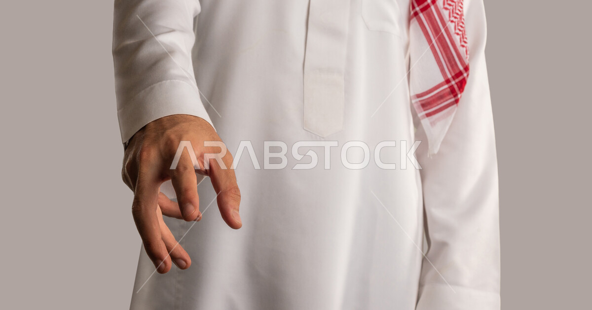 Portrait of a Saudi Arab Gulf man wearing traditional Saudi dress and ...
