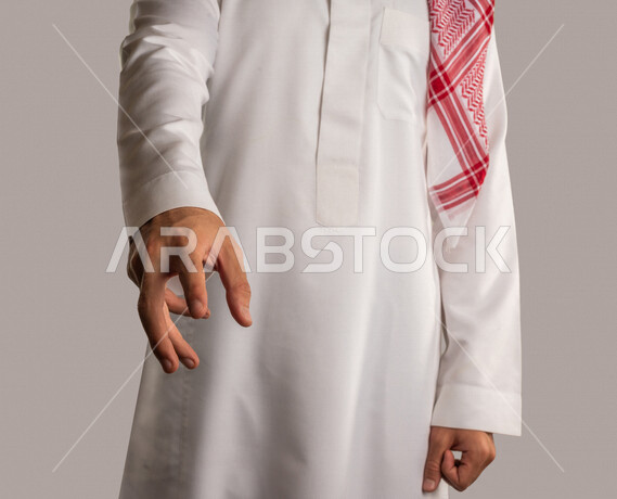Portrait of a Saudi Arab Gulf man wearing traditional Saudi dress and ...