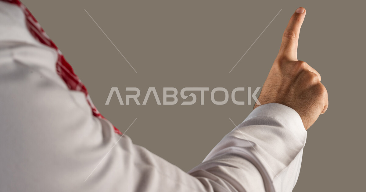 Portrait from behind of a Saudi Arabian Gulf man wearing traditional ...