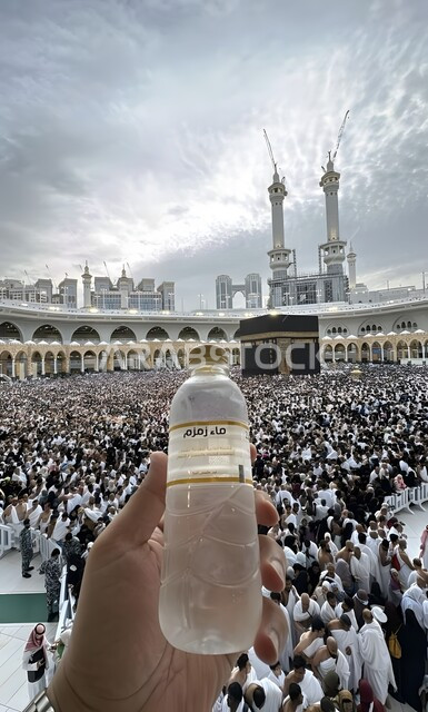 Worship and drawing closer to Allah, pilgrims and Umrah performers of ...