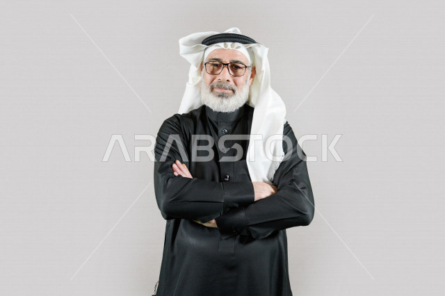 Portrait of an old Saudi Arabian Gulf Arab man looking at the camera ...