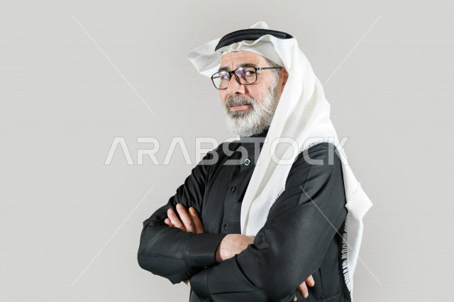 Portrait of an old Saudi Arabian Gulf Arab man looking at the camera ...