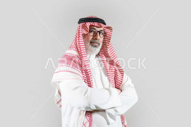 Portrait of an old Saudi Arabian Gulf Arab man looking at the camera ...