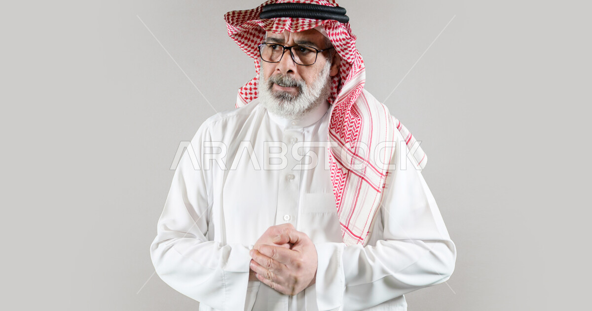 Portrait of an elderly Saudi Arabian Gulf Arab man in traditional Gulf ...