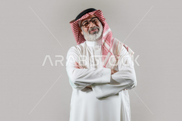 Portrait of an elderly Saudi Arabian Gulf Arab man in traditional Gulf ...