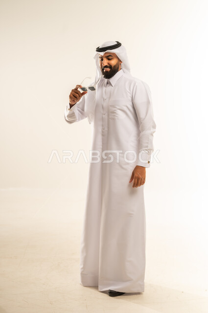 Caring about one's appearance, using black sunglasses to protect eyes ...