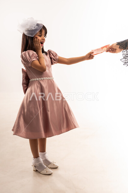 Celebrating Eid al-Fitr, giving Eidiya to children, smiling Omani Gulf ...