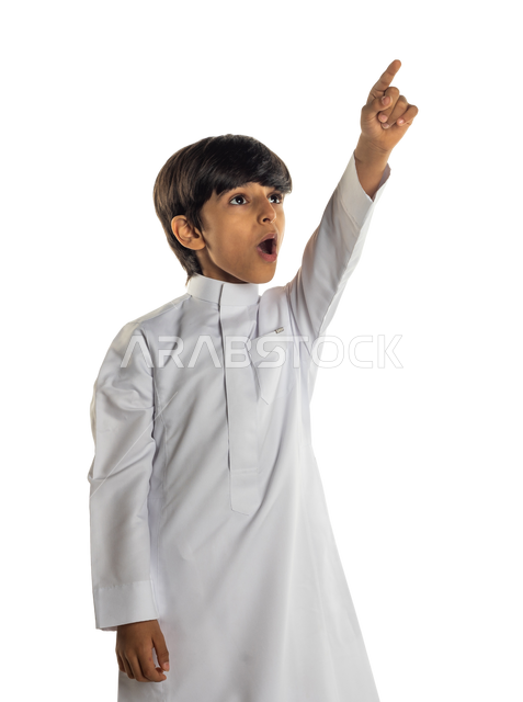 Portrait of a Saudi Arabian Gulf child wearing traditional dress ...