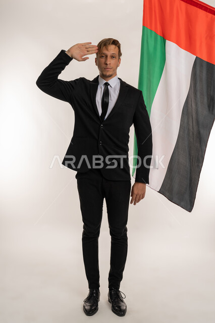 التعرف على ثقافات وتاريخ الامارات، بورتريه لرجل اعمال اجنبي مبتسم يرتدي ...