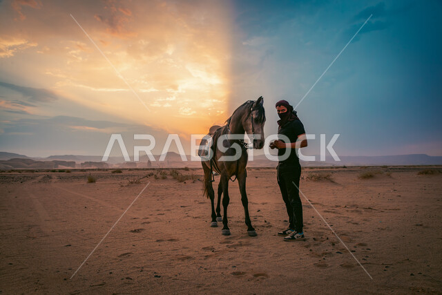 شغف الفروسية وممارسة هواية ركوب الخيل، رجل يرتدي الزي الكاجوال يقف في ...
