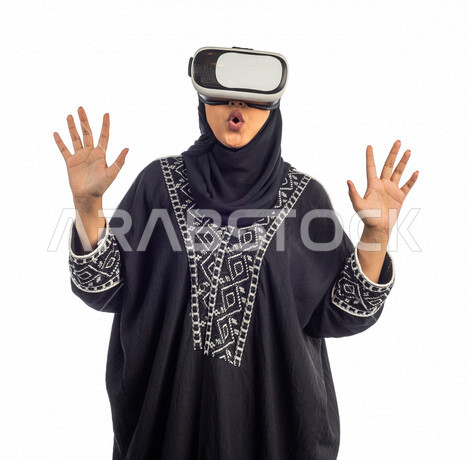 Portrait of a Saudi Gulf woman spending her leisure time, placing a VR ...