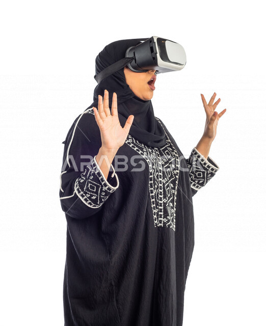 Portrait of a Saudi Gulf woman spending her leisure time, placing a VR ...