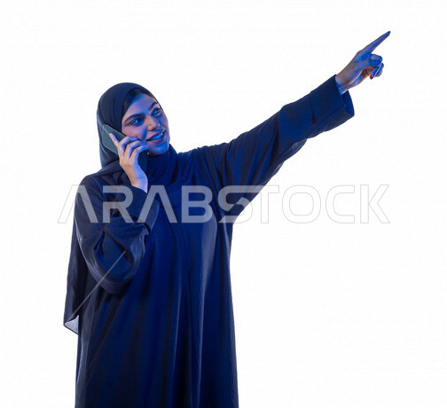 Portrait of a Saudi Arabian Gulf woman wearing traditional dress ...