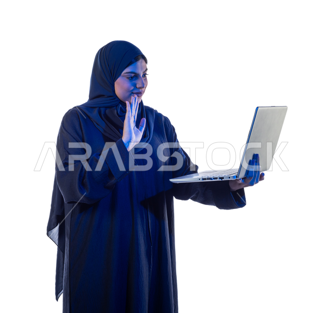 بورتريه لمرأة عربية سعودية خليجية ترتدي الزي التقليدي ، تحمل بيدها جهاز
