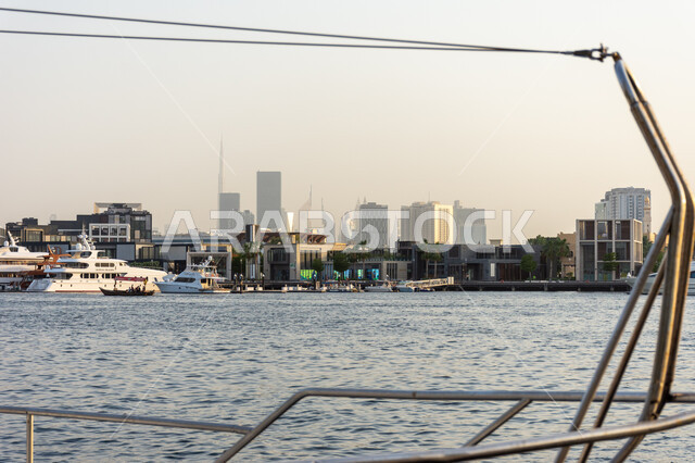 الأماكن والمعالم السياحية الساحلية المشهورة, يخوت وقوارب سياحية راسية ...