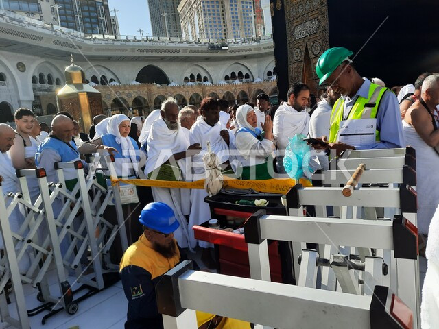 The Grand Mosque in Mecca, Saudi Arabia, pilgrims and Muslims in the ...