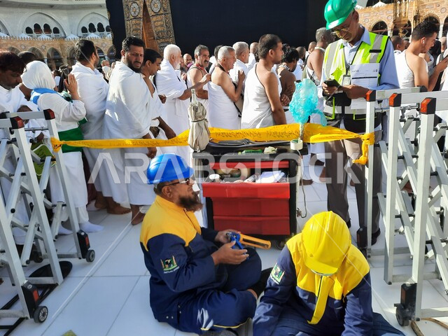 Pilgrims and Muslims in the courtyards of the Grand Mosque in Mecca ...