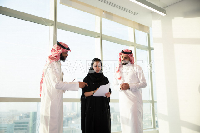 Two Saudi Gulf businessmen organize a meeting with the secretary who ...