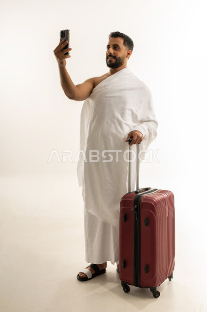 Taking a commemorative selfie with gestures of happiness, traveling to ...