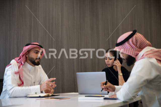 A meeting of Saudi Arab Gulf businessmen with a Saudi Gulf ...