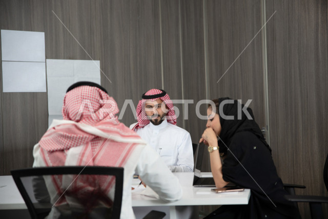 Saudi Arabian Gulf work team, businessmen meeting with a Saudi Arabian ...