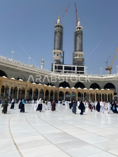 Gathering of worshipers in the courtyard of the Grand Mosque in Mecca ...
