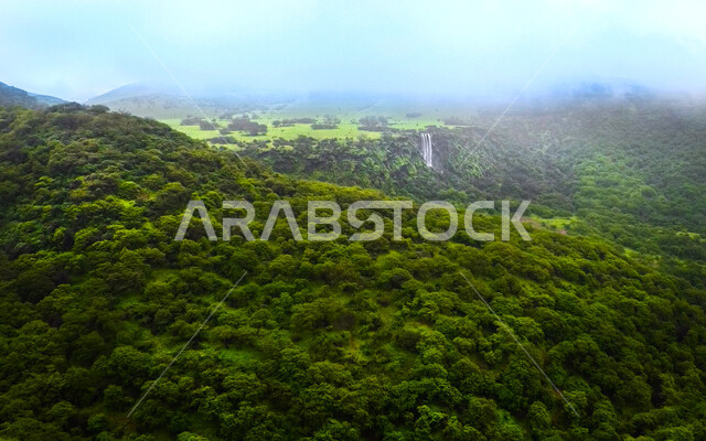 مكان ومنطقة سياحية مشهورة في دولة سلطنة عمان، شلال مائي طبيعي بين القمم ...