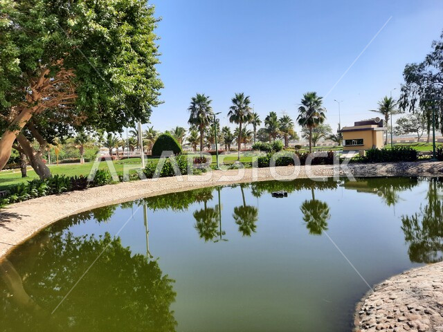 Water bodies in Yanbu Lake Park during the day, interest in planting ...