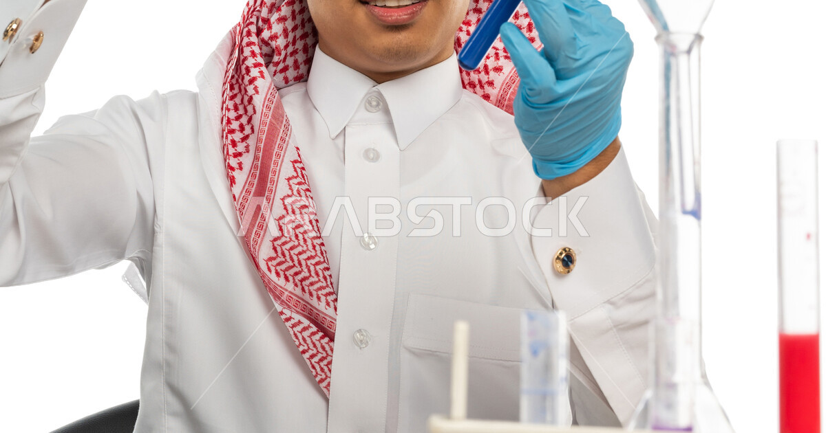 بورتريه لطالب جامعي عربي خليجي سعودي يرتدي الزي الخليجي التقليدي ،يجلس