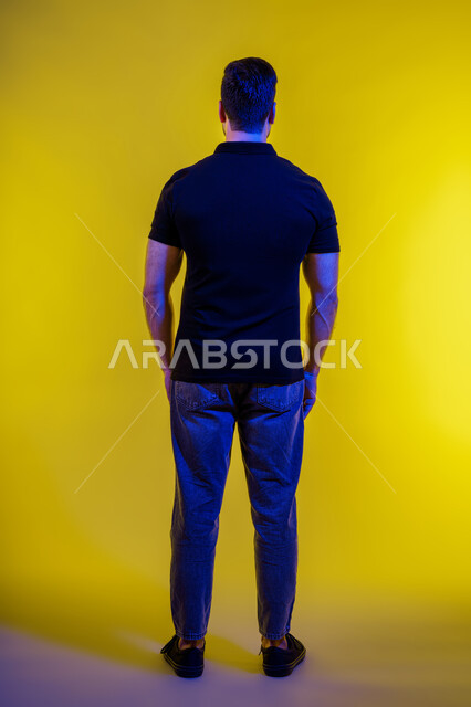 الثقة بالنفس والرجولة لشاب إماراتي أنيق يقف بإستقامة واعتدال، بورترية ...