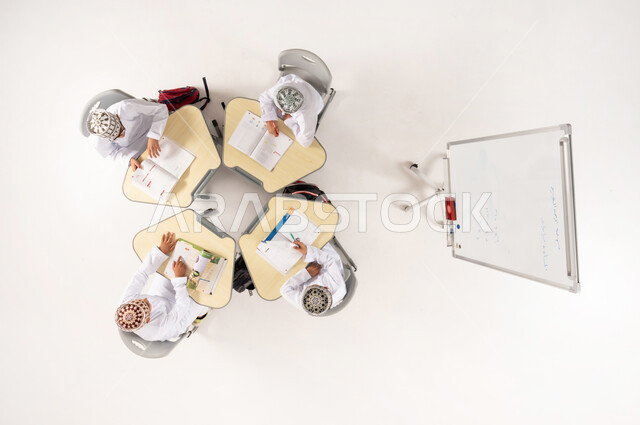 الشرح على السبورة البيضاء، انشطة جماعية لتعليم الطلاب في المدارس ...