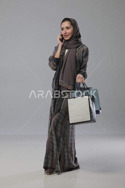 اجراء مكالمة هاتفية باستخدام الهاتف المحمول، بورتريه لإمرأة عربية ...