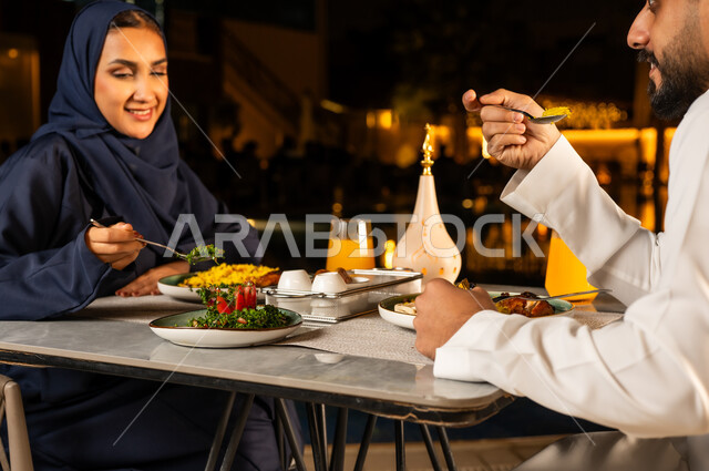 تناول وجبة الافطار, لحظات روحانية رمضانية, أجواء عائليه سعيده, زوجان ...