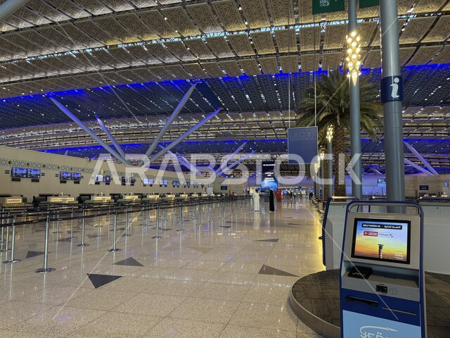 رحلات السفر الجويه ،الديكورات الداخليه والفن الهندسي المتميز لمطار جده ...