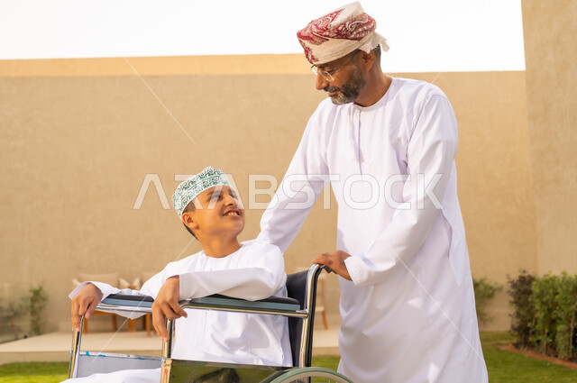 التنزه في العطل الصيفية، عائلة عربية عمانية خليجية في رحلة بإحدى ...