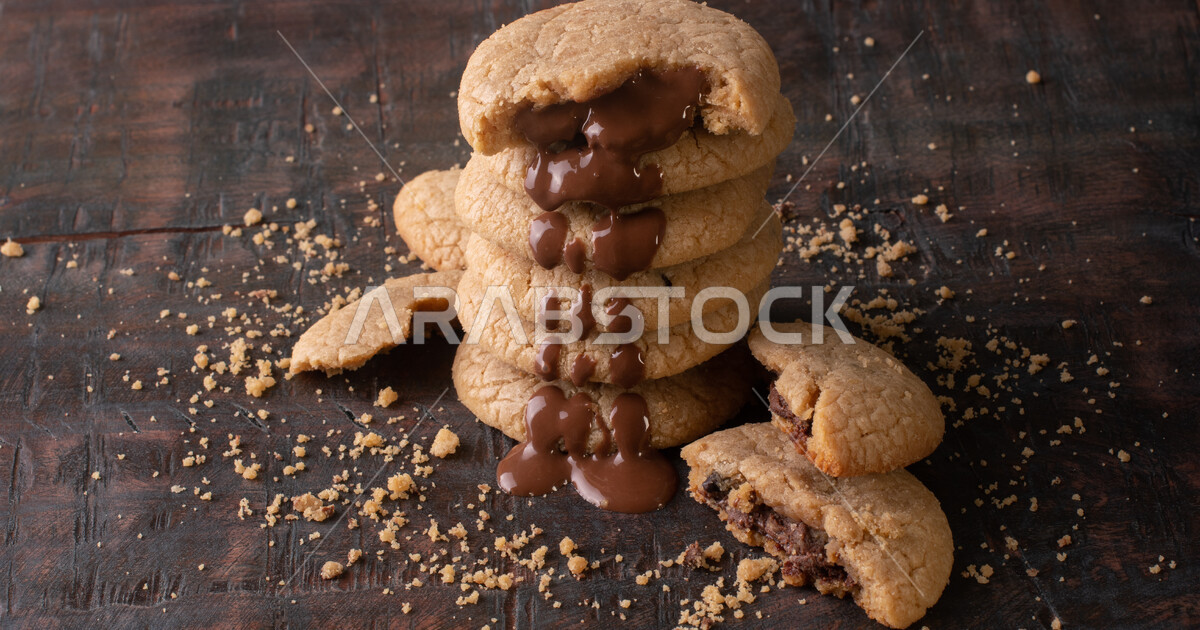 Picture of pieces of crunchy biscuits lined up on layers, pieces of ...