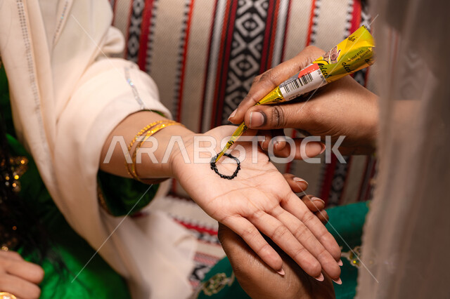 Emirati rituals and customs in happy occasions, beautifying with the ...