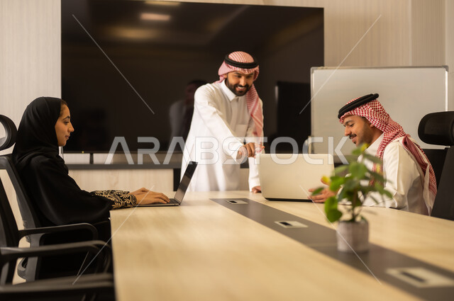 موظفين سعوديين يستخدمون جهاز الحاسوب المحمول ، شرح المهام المطلوبة ...