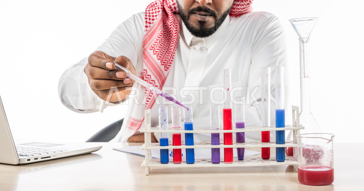 Portrait for a Saudi Gulf man, the use of a laptop, using test pipes ...